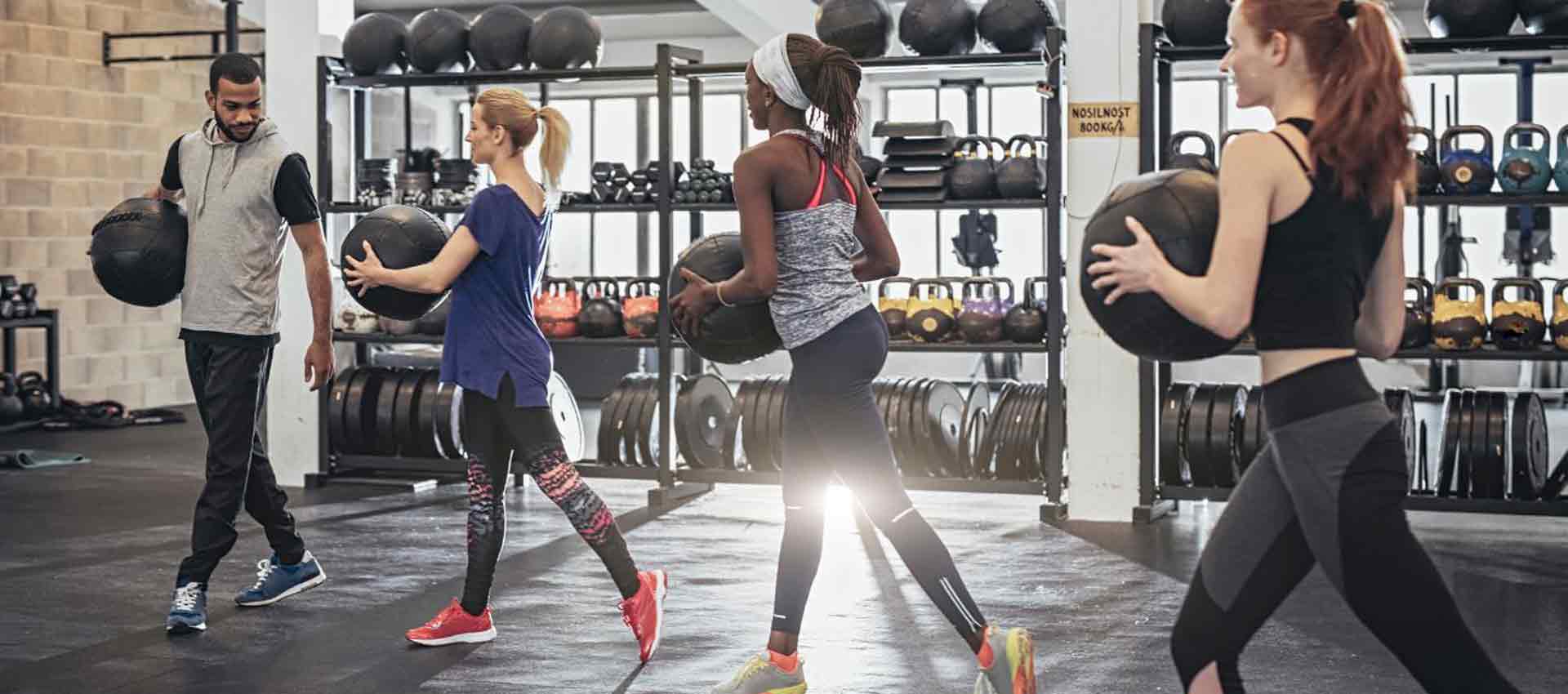 10 ejercicios intensos con balón medicinal para muscular